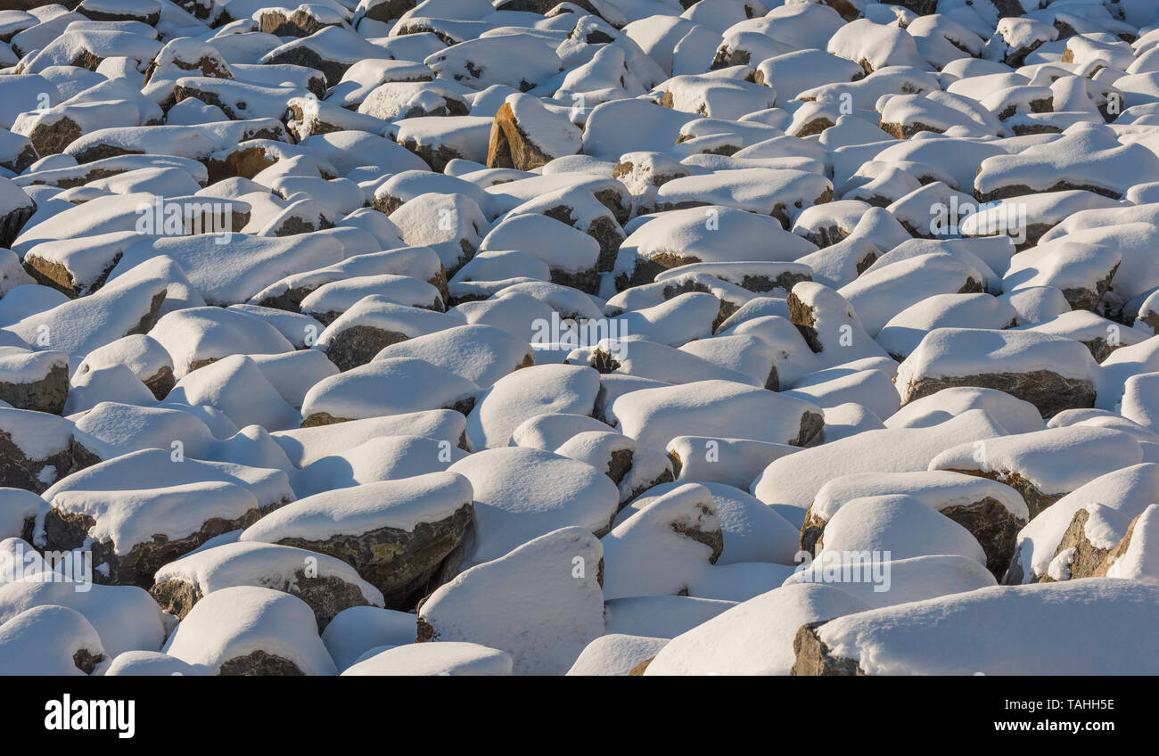 Snowy rocks hi-res stock photography and images - Alamy