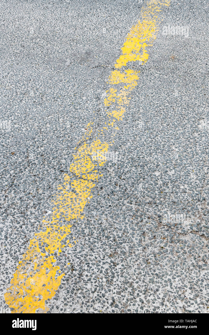 Broken Yellow Line High Resolution Stock Photography and Images - Alamy