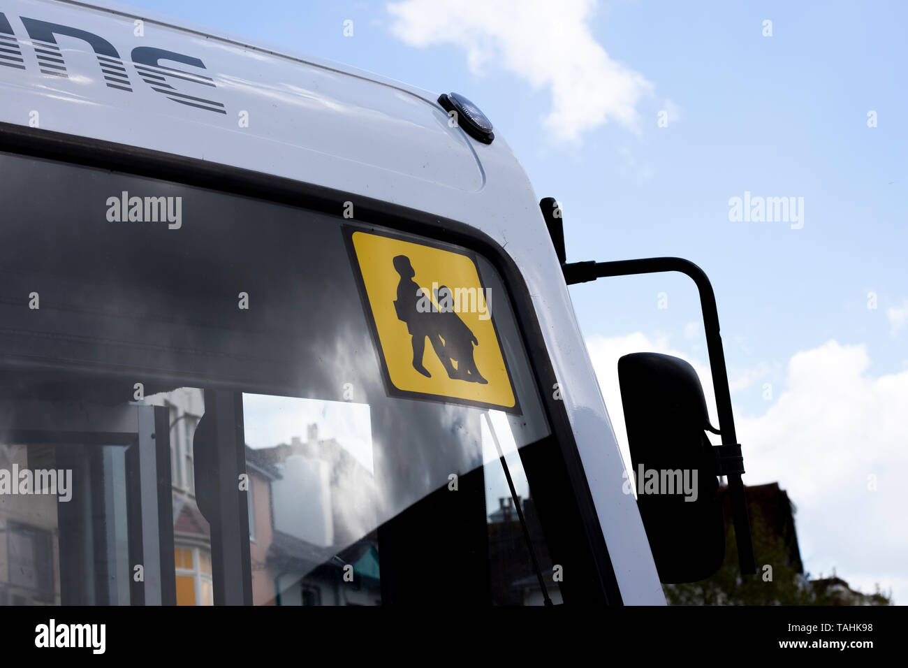 cautionary warning schoolchildren sign on school bus Stock Photo - Alamy
