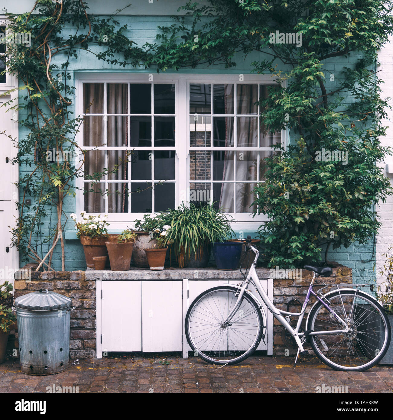Bike in front of a colorful house in Notting Hill Stock Photo - Alamy