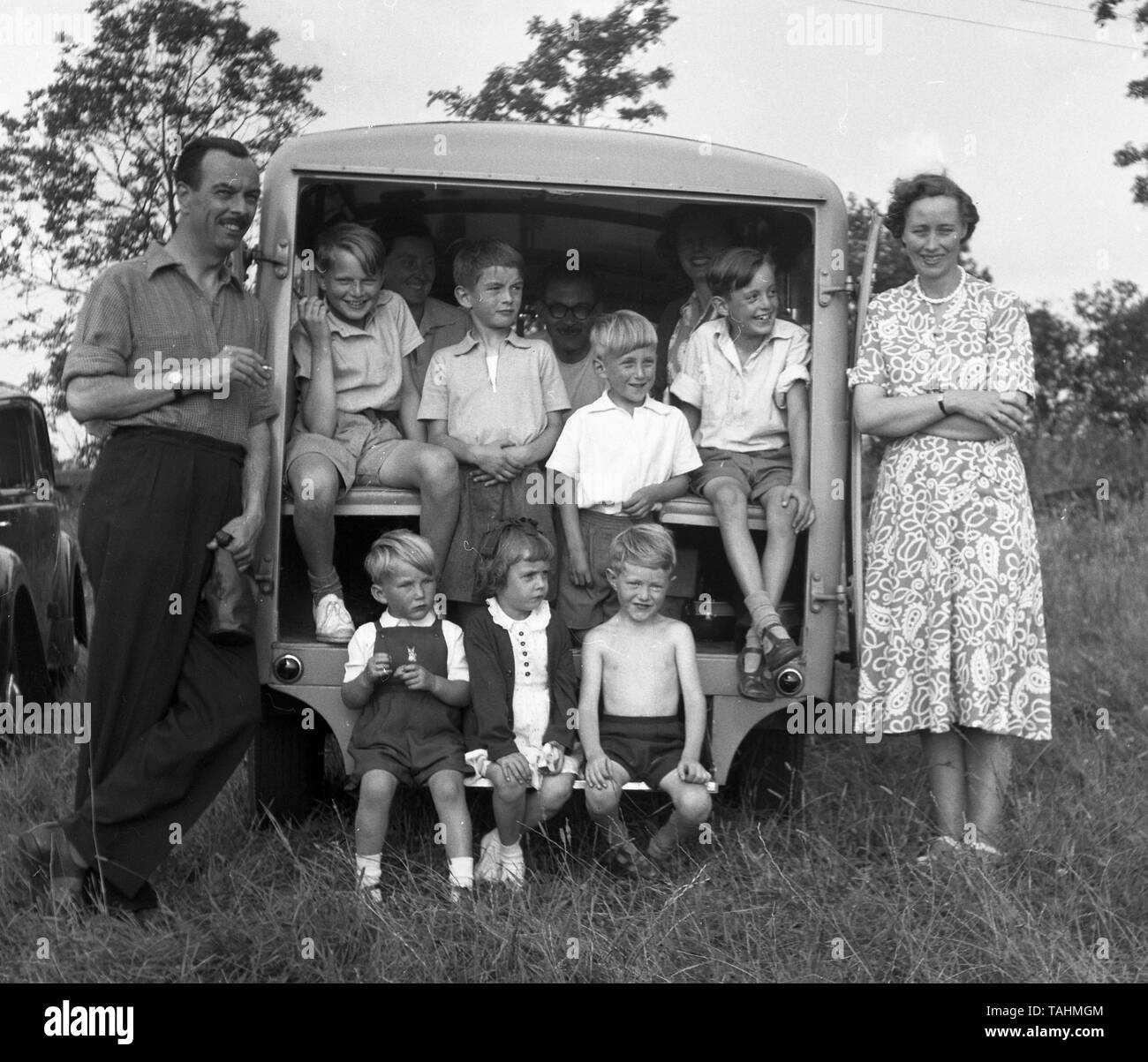 1950s family life black and white hi-res stock photography and images ...