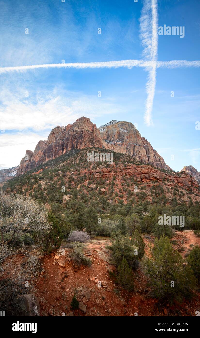 Mountain Bridge Mountain with condensation trails in the sky, Canyon ...