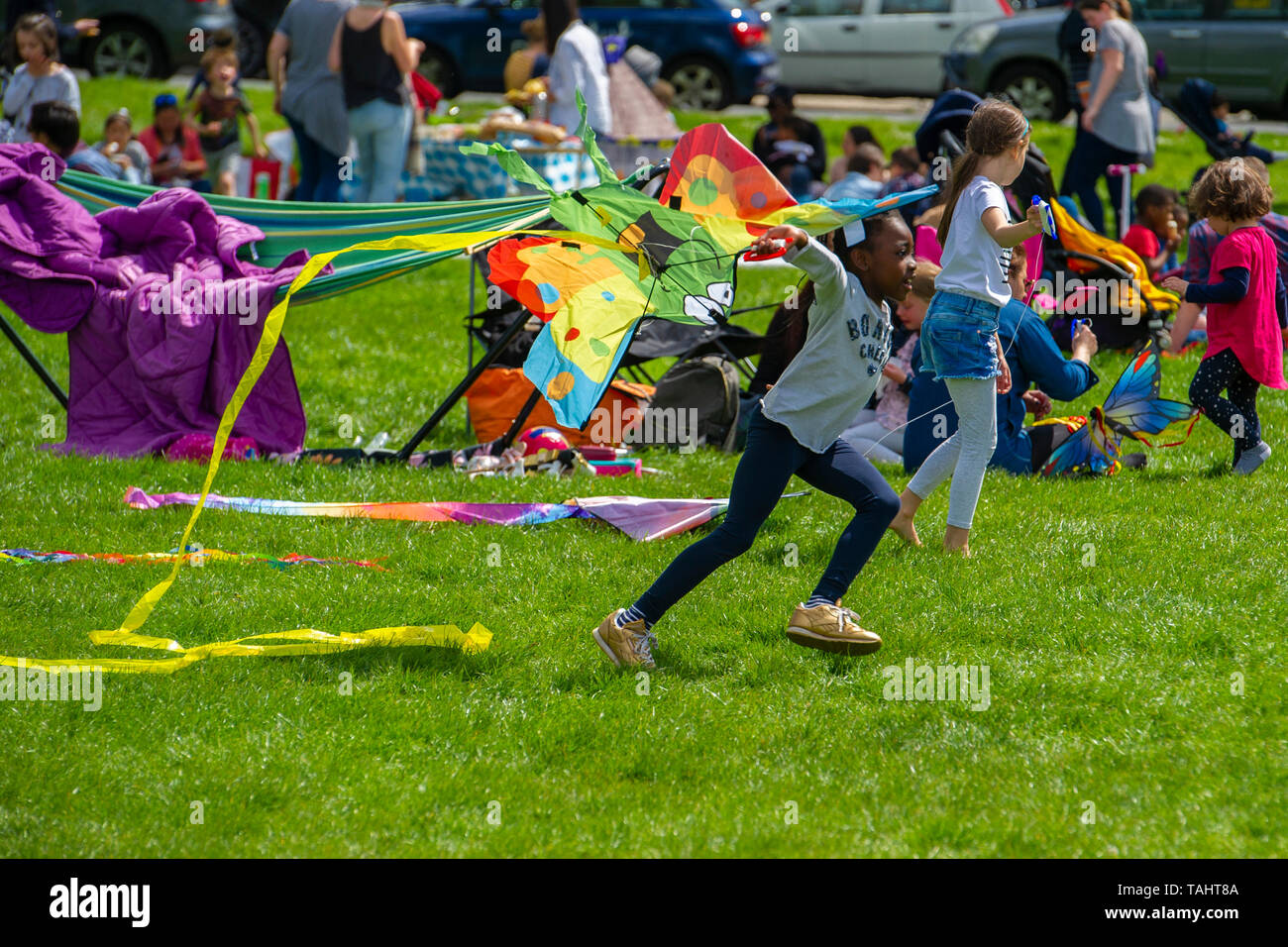 Kids flying kites hi-res stock photography and images - Alamy