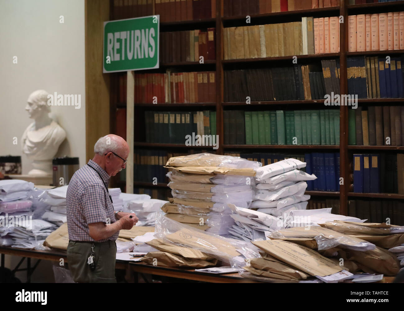 Stacks ballot papers hi-res stock photography and images - Alamy