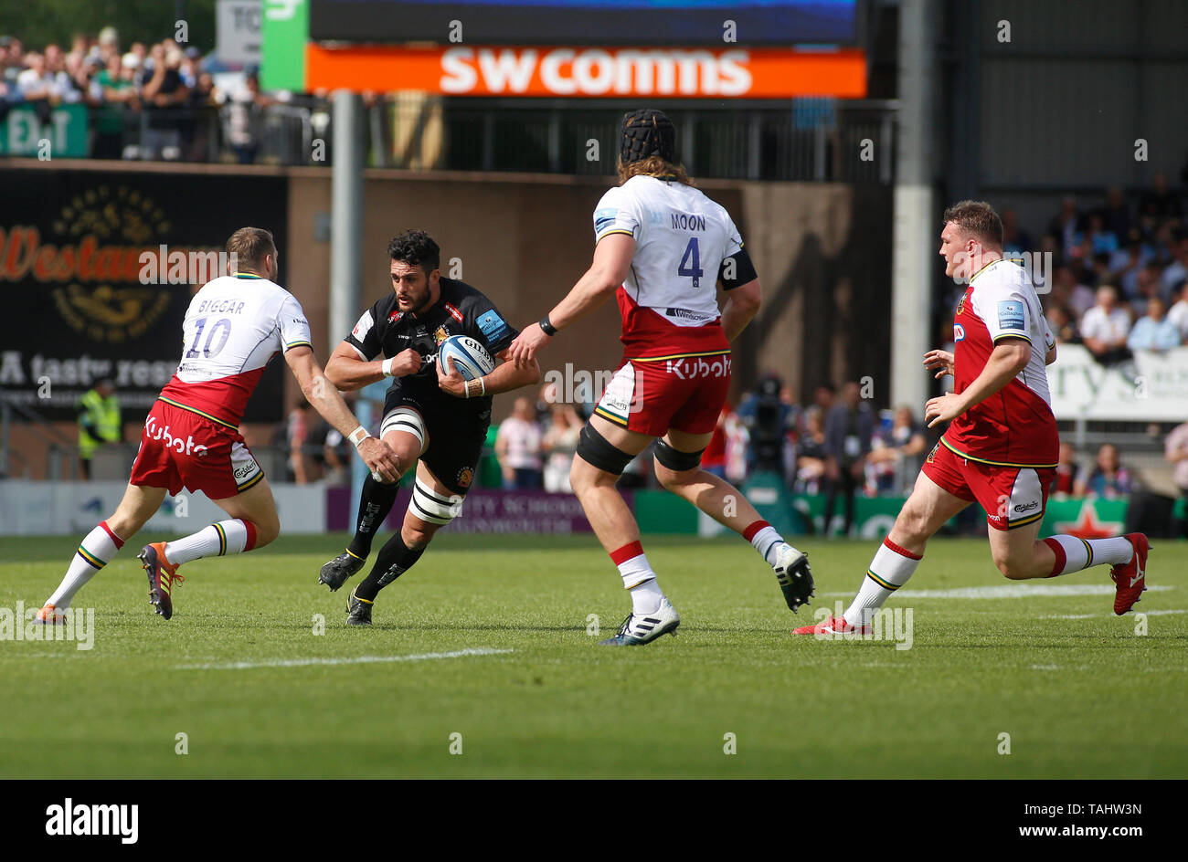 Exeter chiefs dave dennis attempts hi-res stock photography and images ...