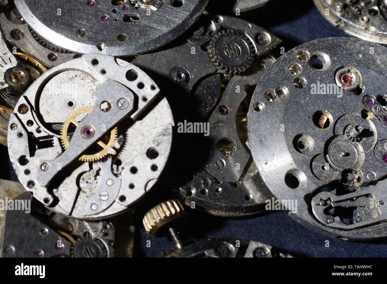 Broken pocket watches hi-res stock photography and images - Alamy