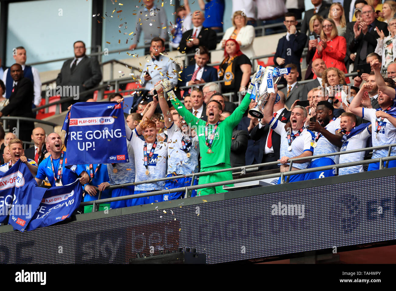Steve mcnulty tranmere trophy hi-res stock photography and images - Alamy