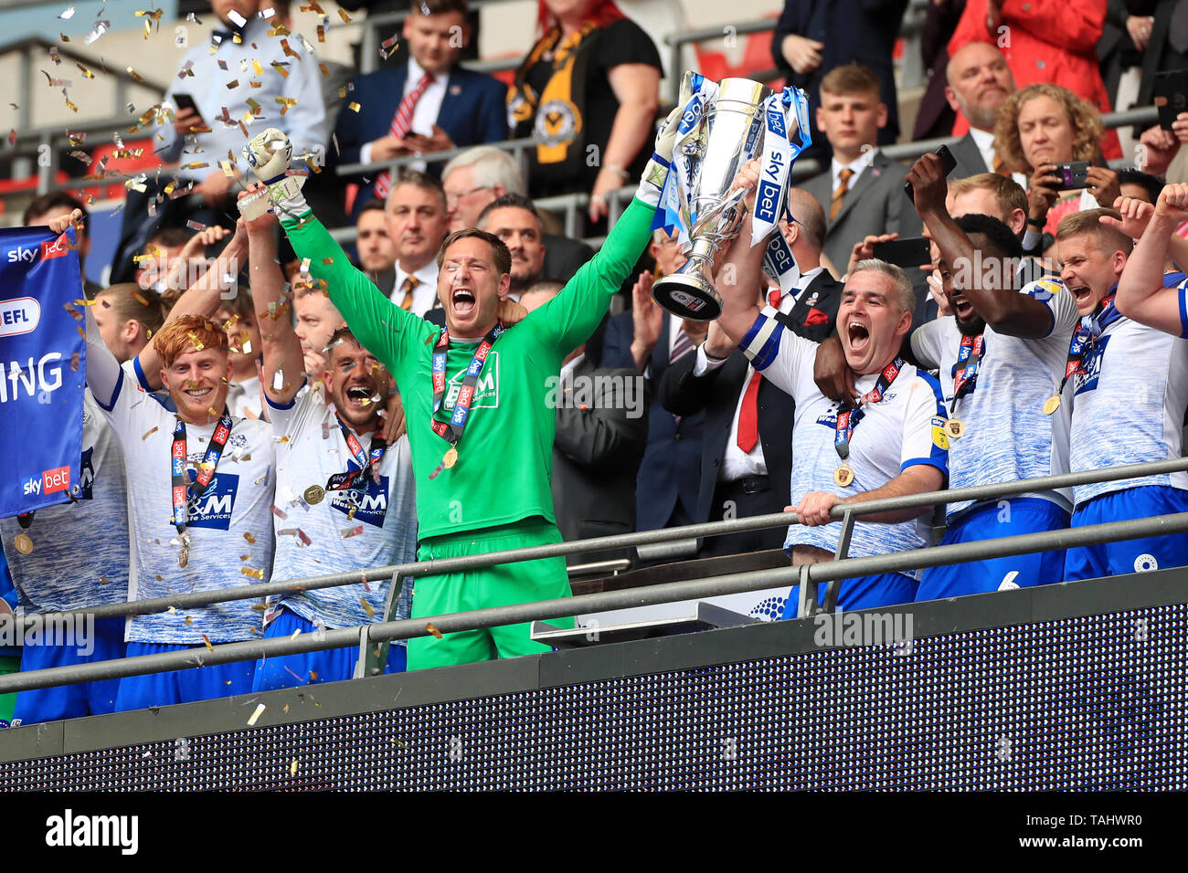 Steve mcnulty lift sky bet league two trophy hi-res stock photography ...