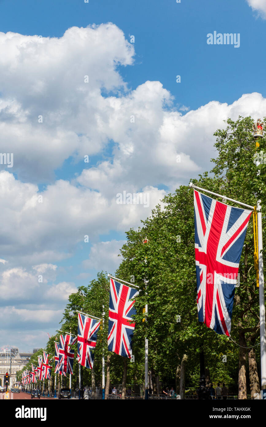 Multiple union jack flags hi-res stock photography and images - Alamy