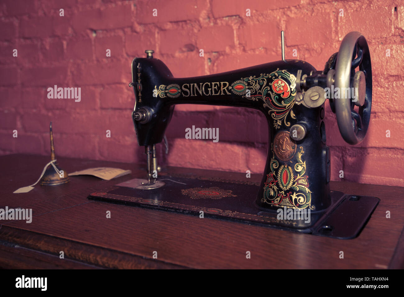 Domestic sewing machine hi-res stock photography and images - Alamy