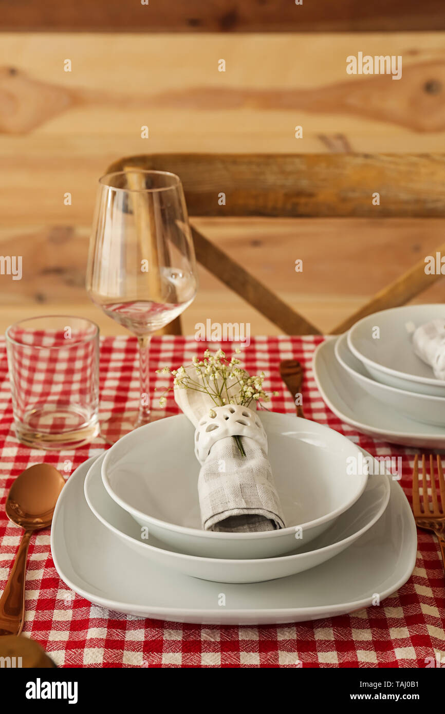 Simple table setting with floral decor Stock Photo - Alamy