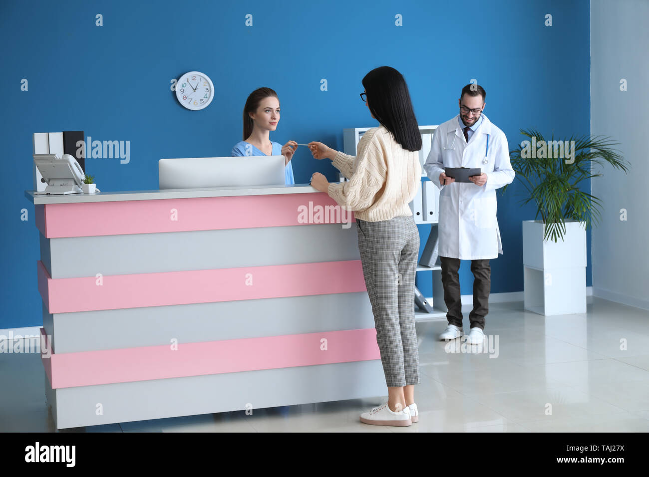 Patient reception paying hi-res stock photography and images - Alamy