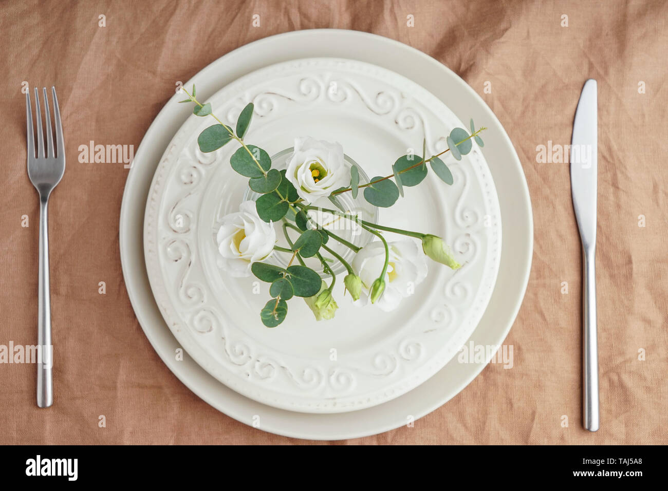 Simple table setting with floral decor Stock Photo - Alamy