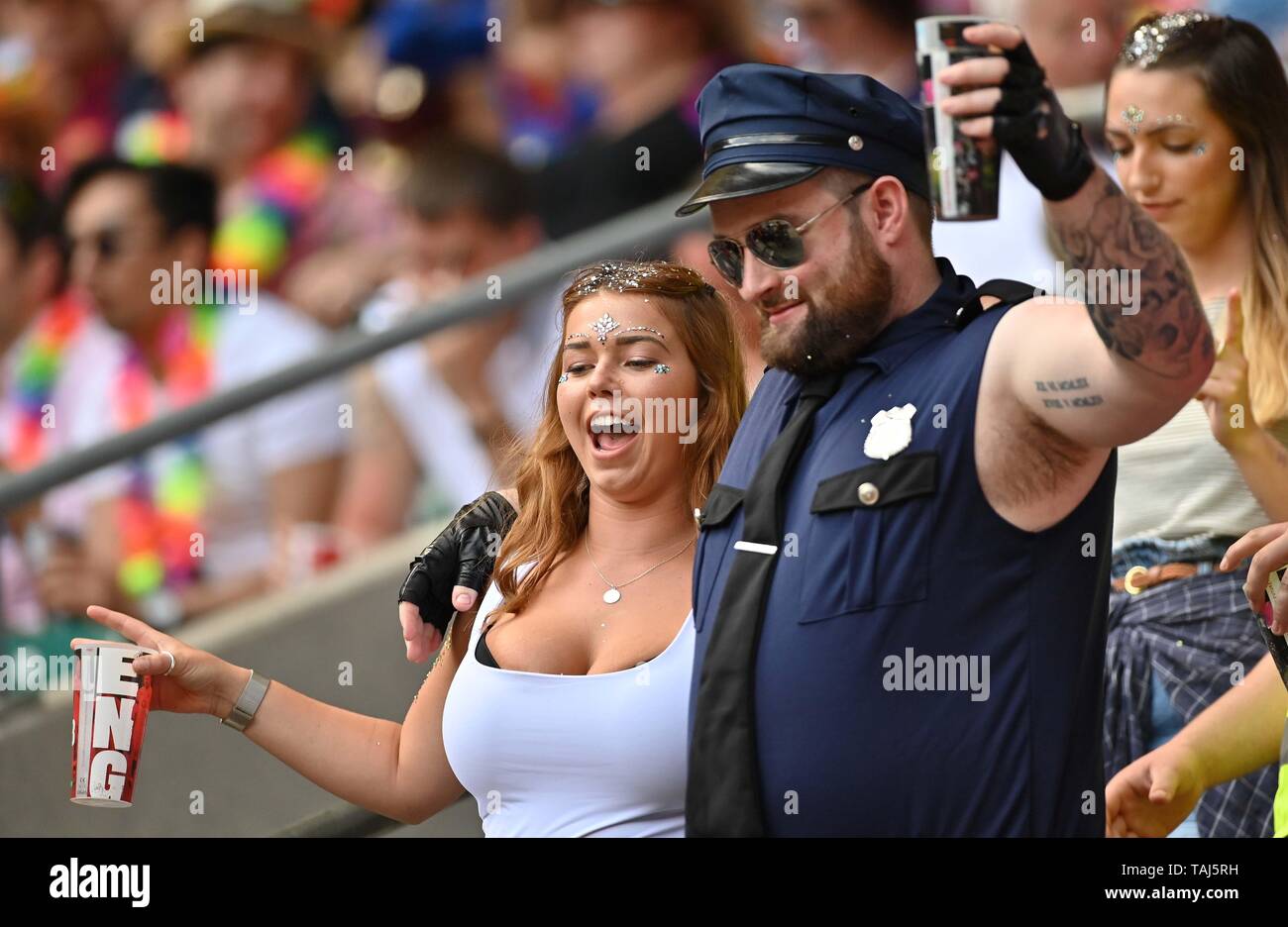 Rugby crowd uk hi-res stock photography and images - Alamy