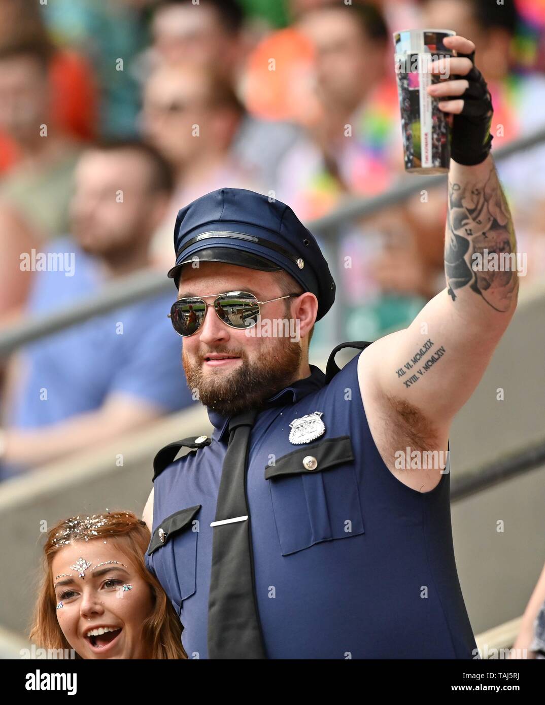 Rugby crowd uk hi-res stock photography and images - Alamy
