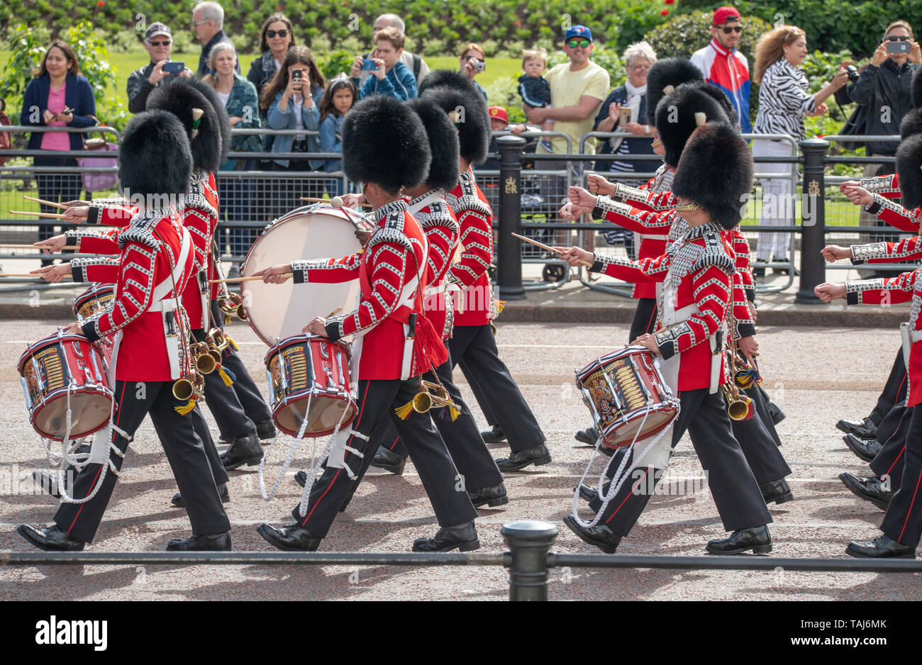 Trooping the colour welsh guards hi-res stock photography and images ...