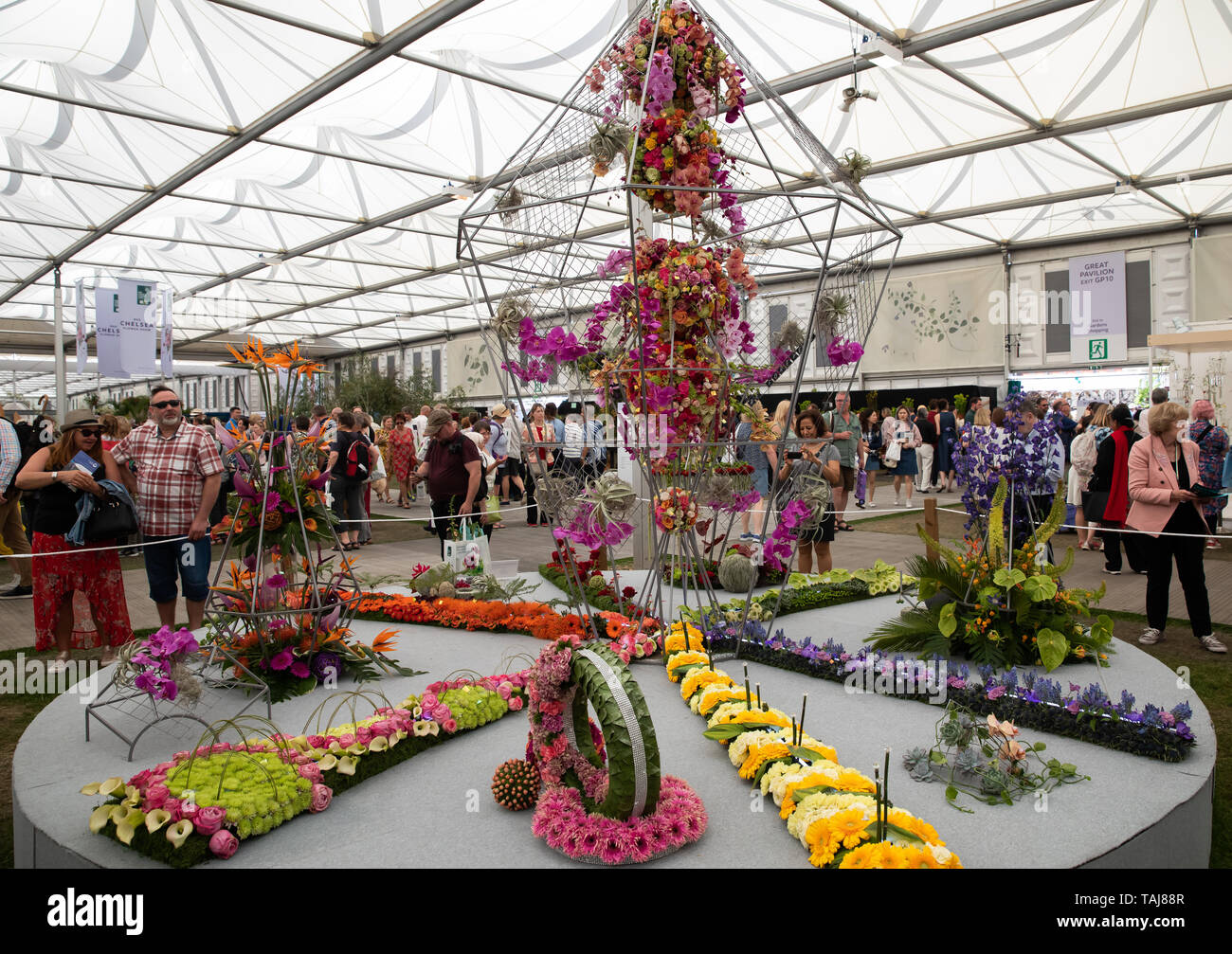 London,UK,25th May 2019,Huge crowds attend the RHS Chelsea Flower Show ...