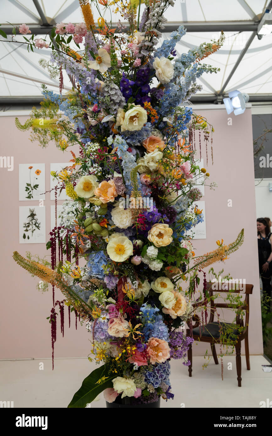 London,UK,25th May 2019,Huge crowds attend the RHS Chelsea Flower Show ...