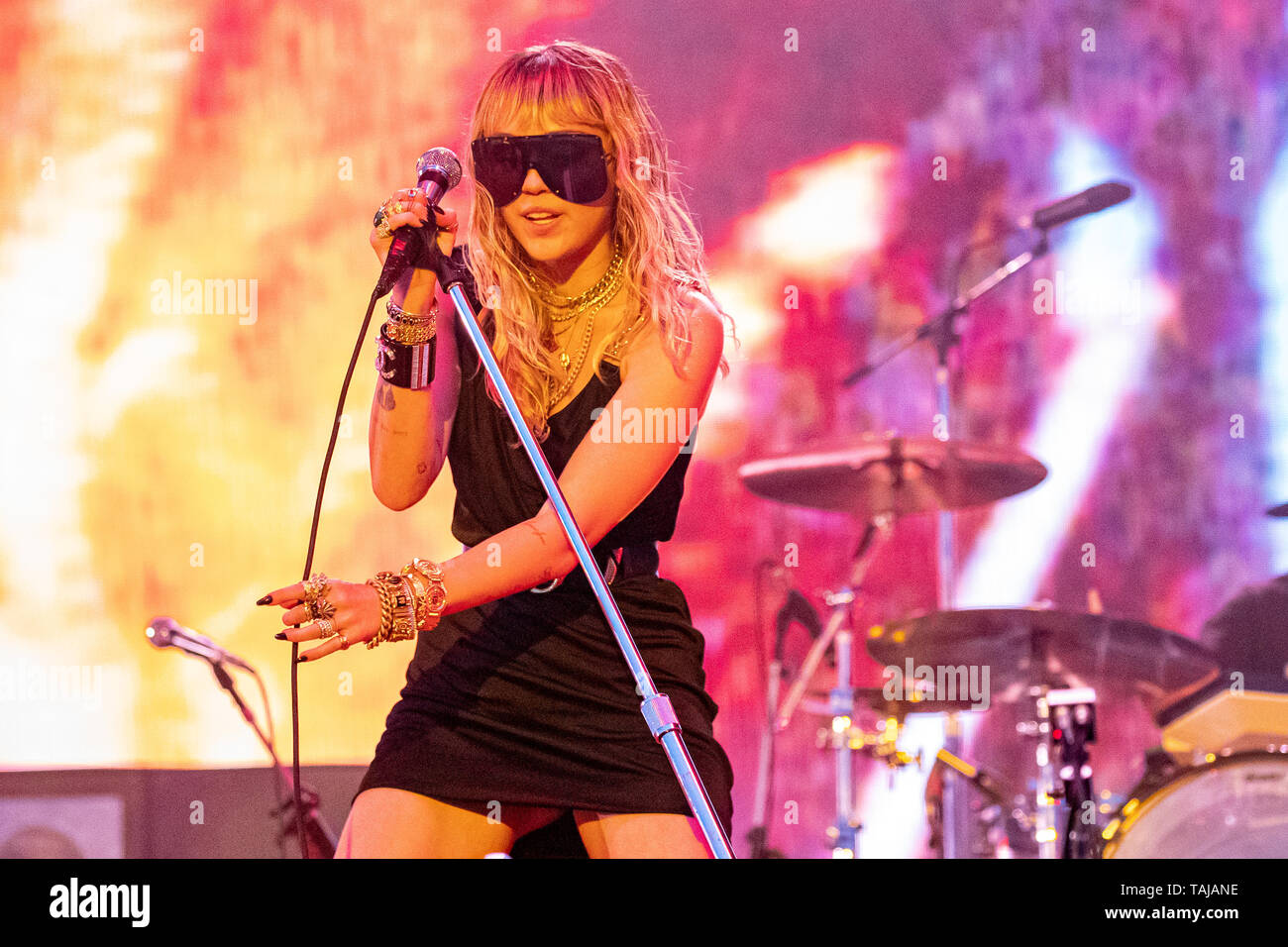 Miley cyrus stage hi-res stock photography and images - Alamy
