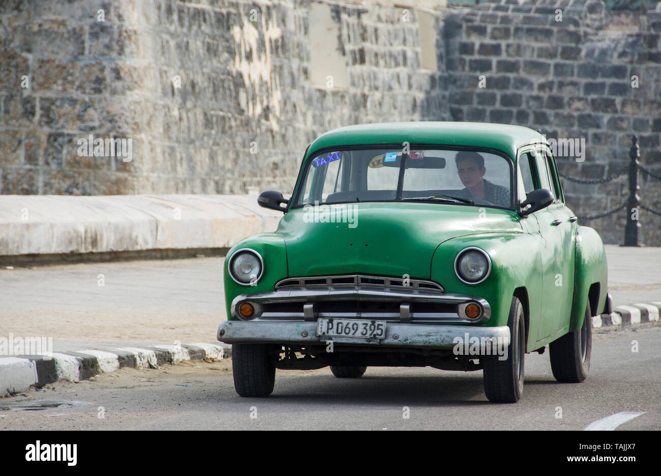 Car facing front hi-res stock photography and images - Alamy
