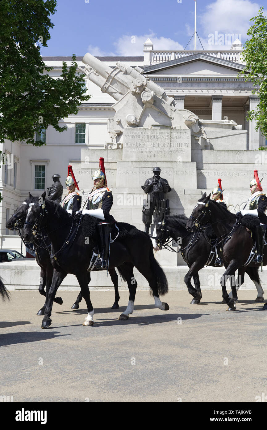 Royal regiment regiments of artillery hi-res stock photography and ...