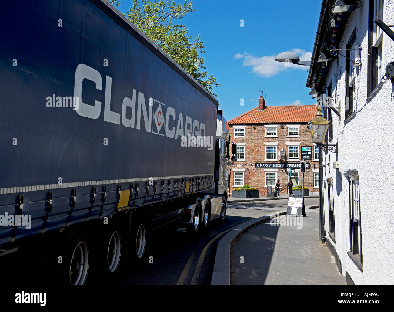 Lorry Narrow Road Uk High Resolution Stock Photography and Images - Alamy