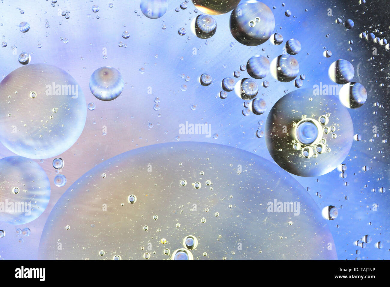 Oil and water mixture hi-res stock photography and images - Alamy