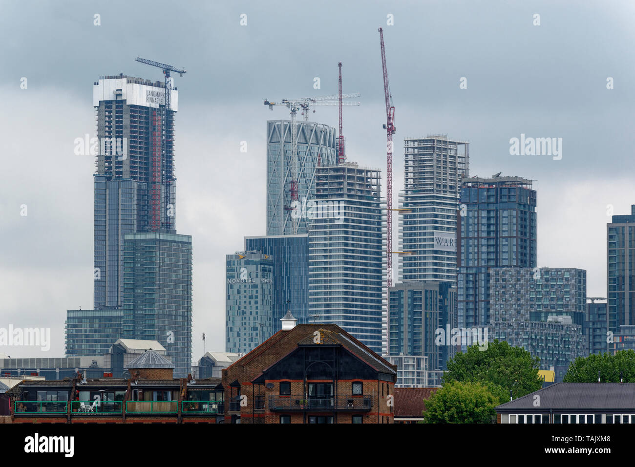 LONDON ISLE OF DOGS SKYSCRAPERS OF CANARY WHARF SHOWING CONTINUOUS ...