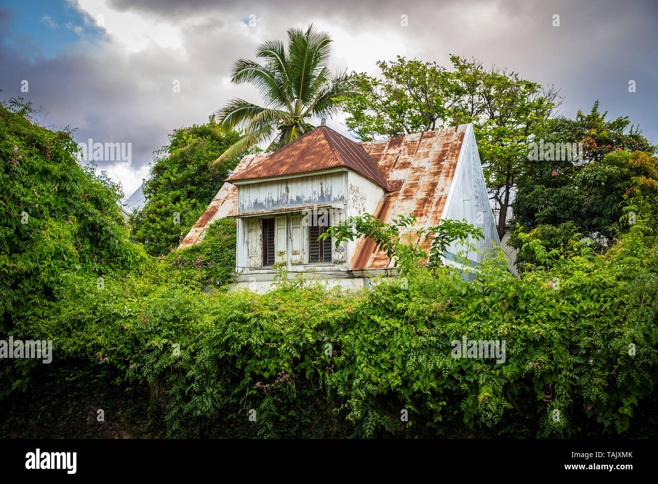 Old house surrounded by plants, La Reunion Stock Photo - Alamy