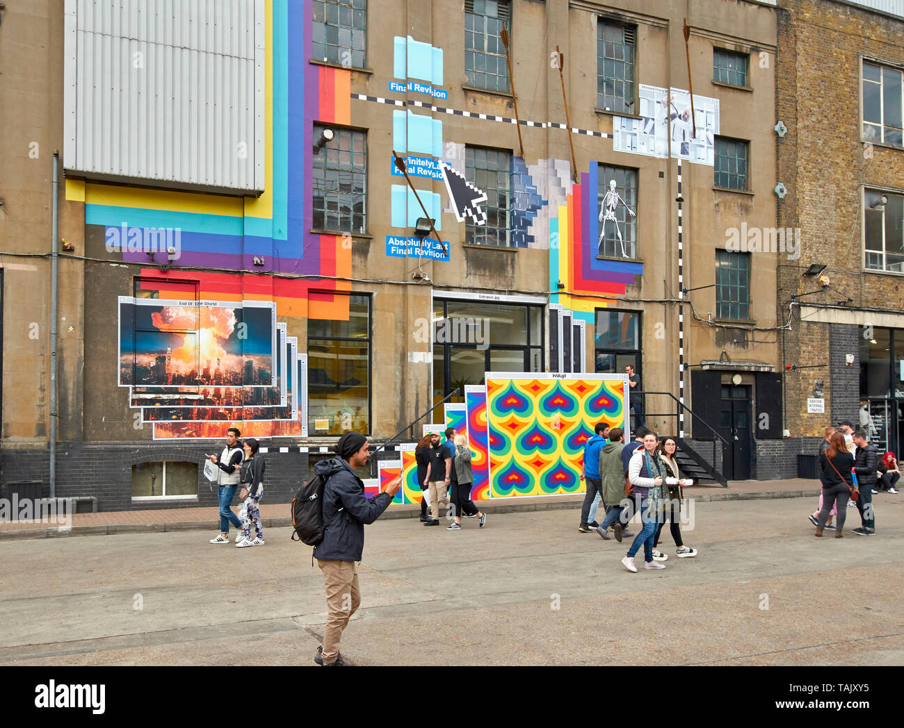 LONDON SPITALFIELDS BRICK LANE AREA PEOPLE AND LARGE WALL WITH STREET ...