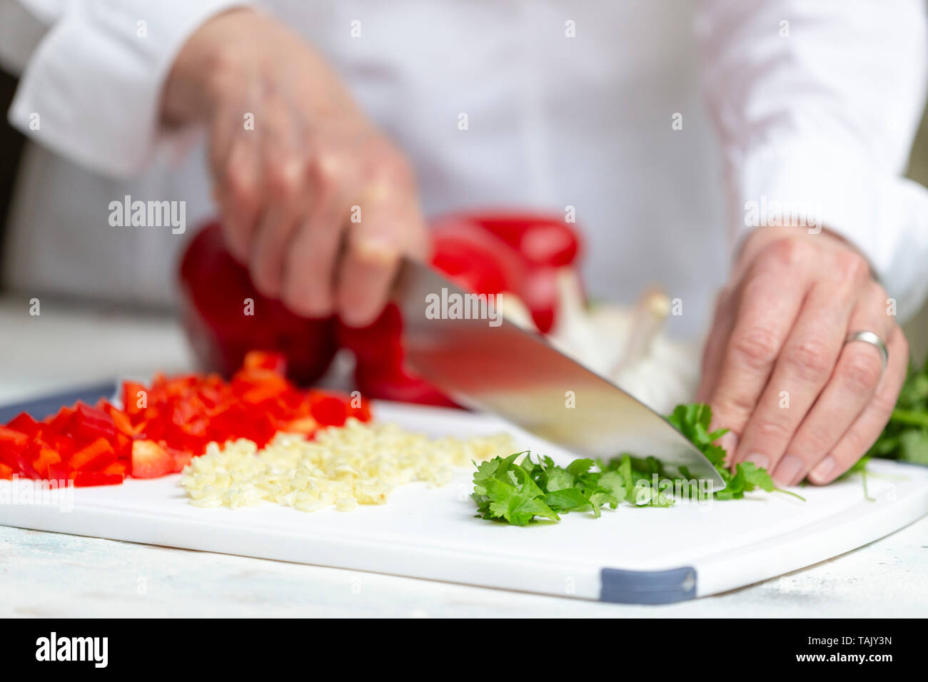 Chef cutting bell pepper hi-res stock photography and images - Alamy