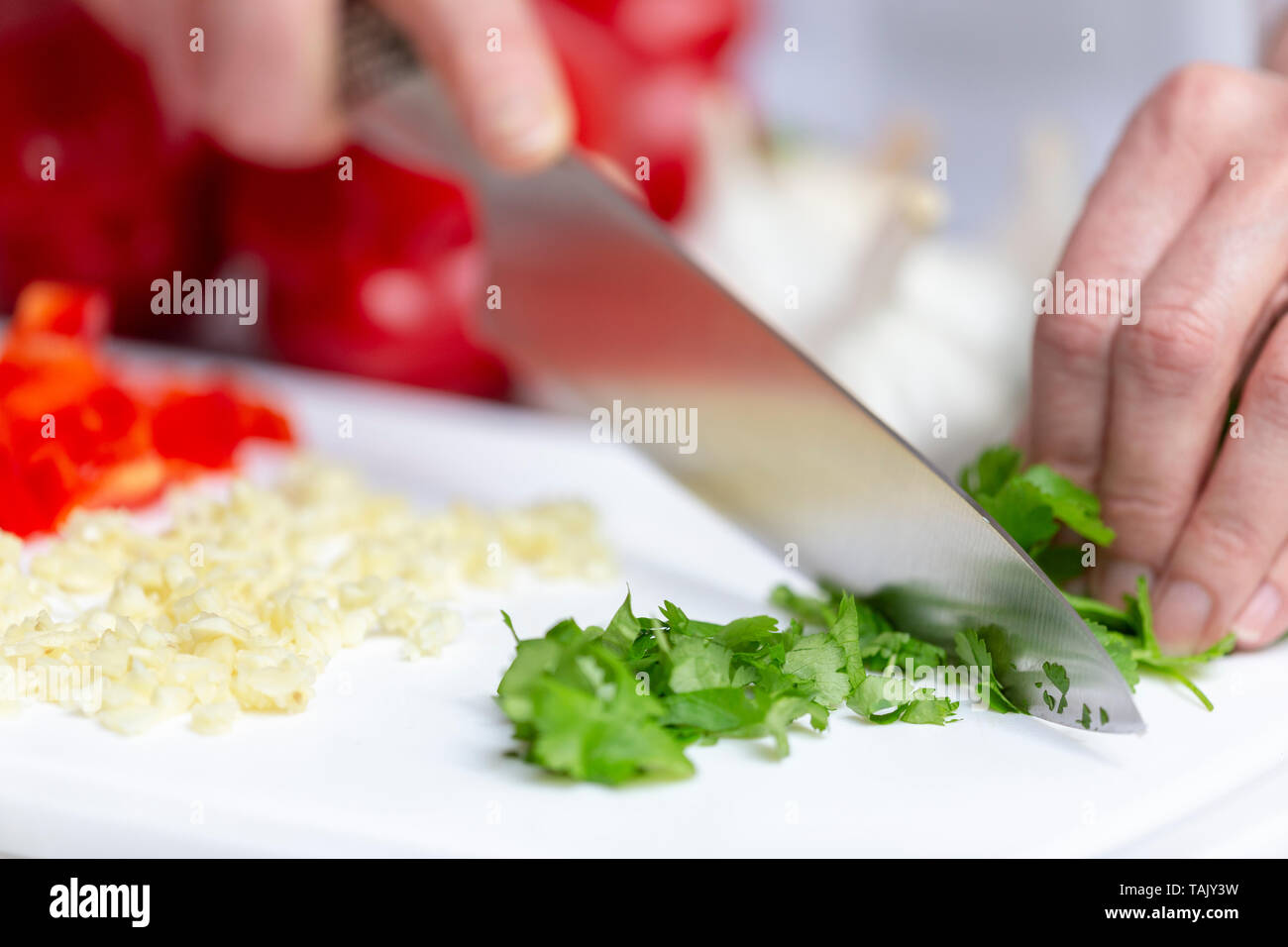 Chef cutting bell pepper hi-res stock photography and images - Alamy