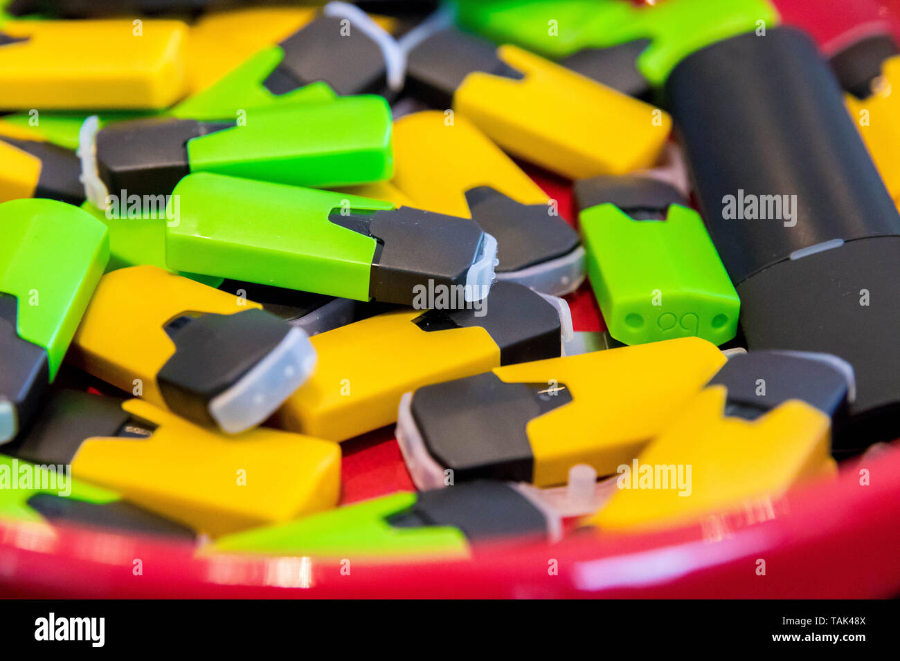 Vapes disposable hi-res stock photography and images - Alamy