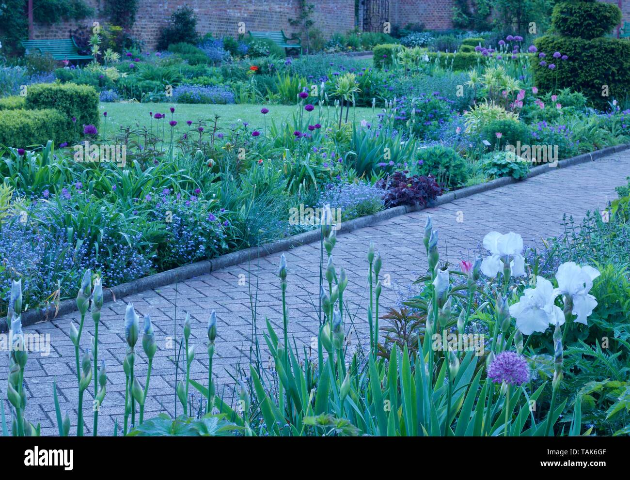 Country cottage garden path hi-res stock photography and images - Alamy