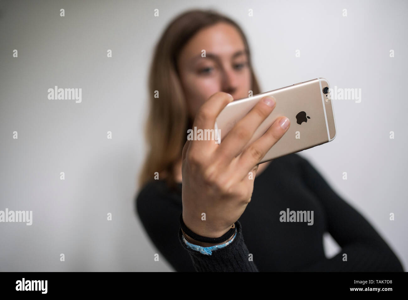 Teenage girl with her apple smartphone Stock Photo - Alamy