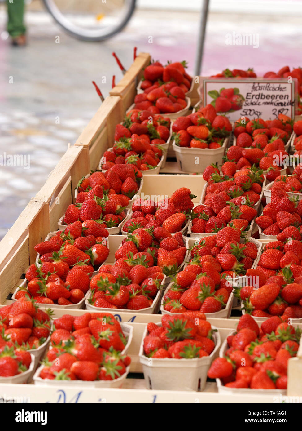 Farmers market strawberry hi-res stock photography and images - Alamy