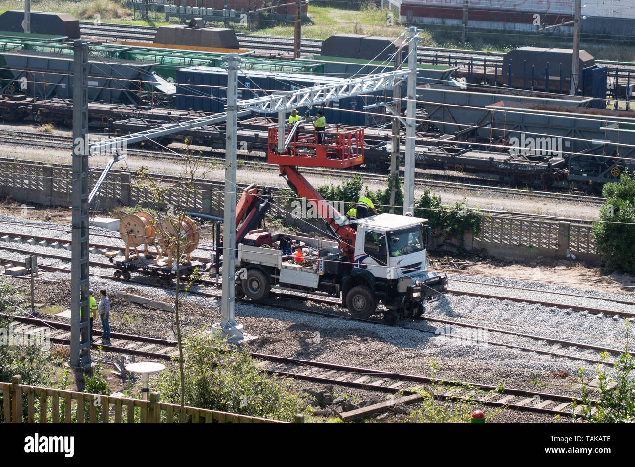 fixing the electricity cables of a railway Stock Photo - Alamy