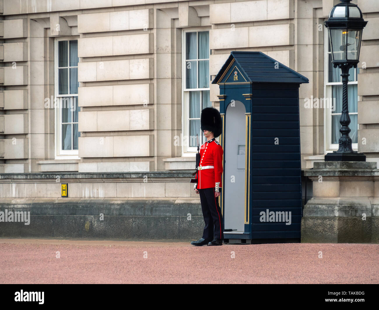 Solider of Buckingham palace, London England Stock Photo - Alamy