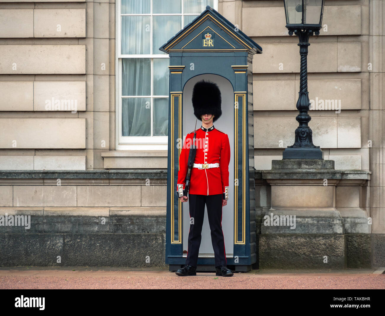 Solider of Buckingham palace, London England Stock Photo - Alamy