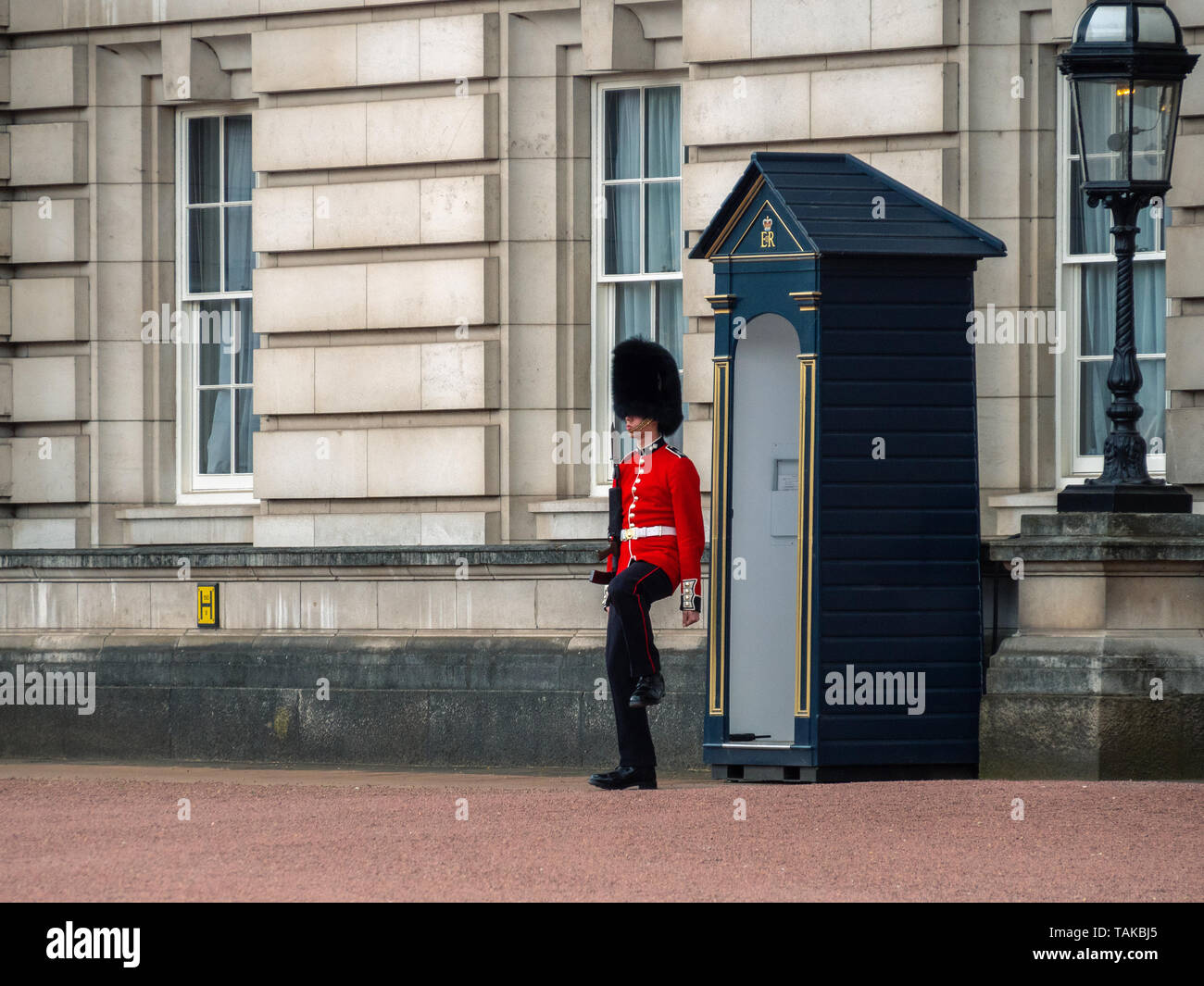 English guard patrolling at Buckingham Palace Stock Photo - Alamy