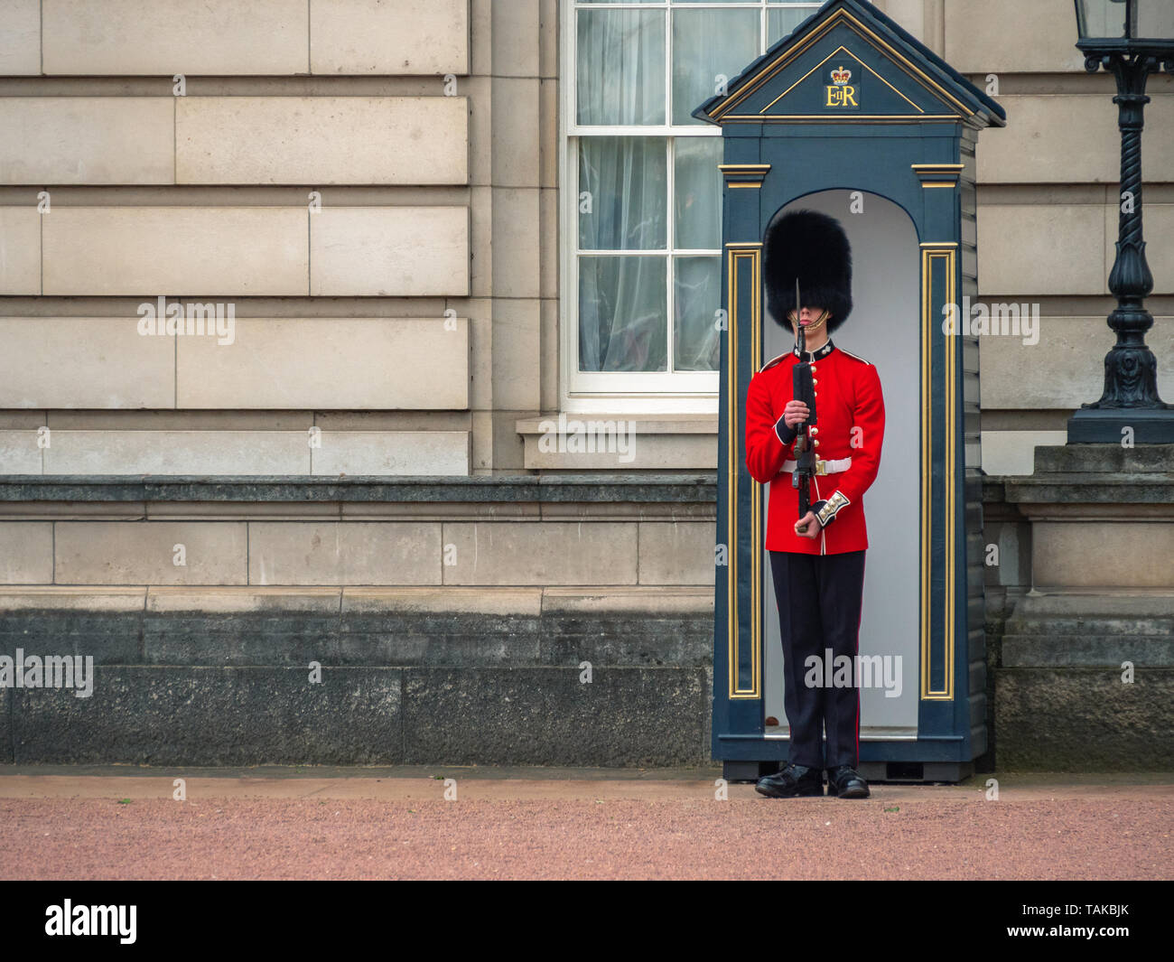 Buckingham palace beefeater hi-res stock photography and images - Alamy