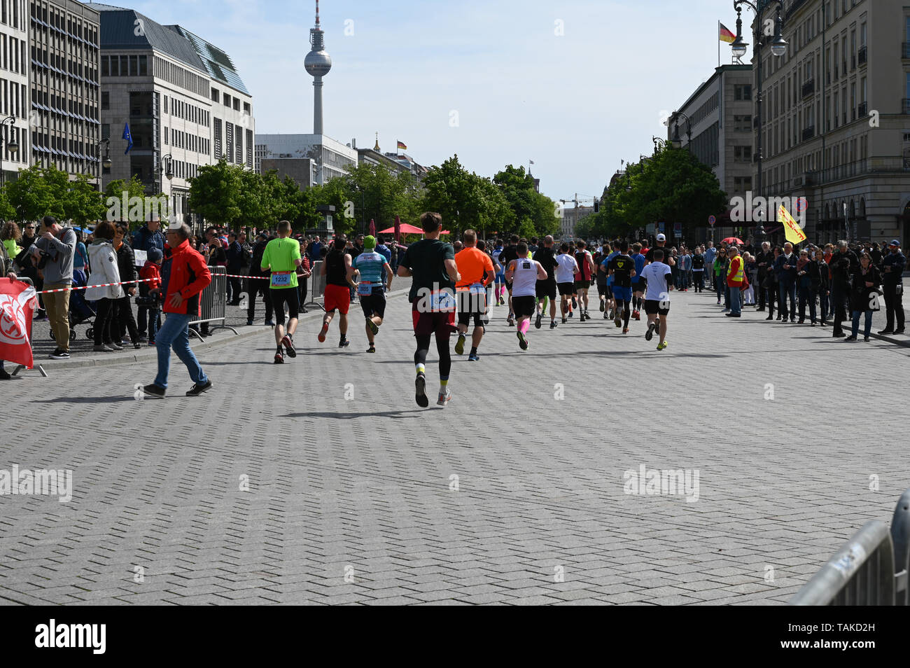 Race runners in Berlin, Germany, by the Brandenburger Tor Stock Photo ...