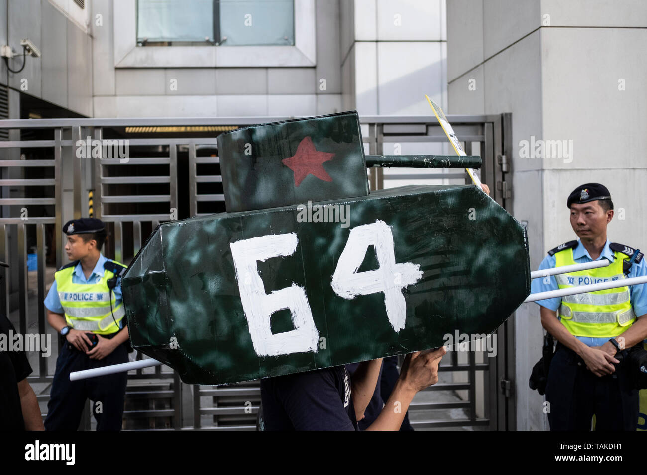 Tiananmen square protest 1989 tank hi-res stock photography and images ...