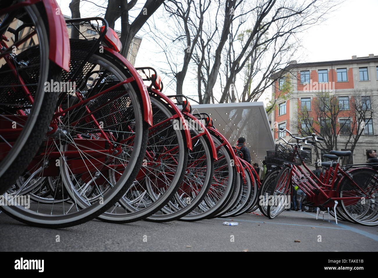 red bicycles parked neatly in a row Stock Photo - Alamy