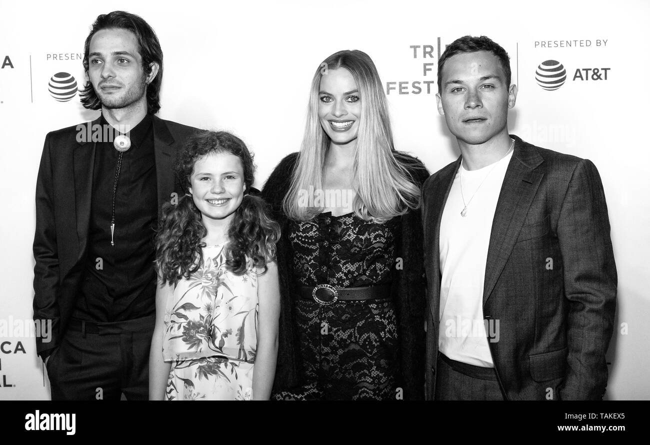 Margot robbie finn cole Black and White Stock Photos & Images - Alamy