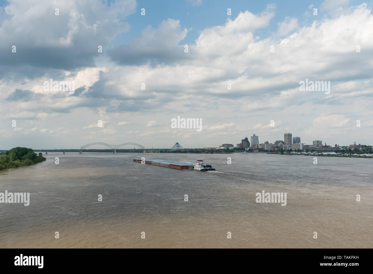 Panoramic view of the Mississippi river and Memphis downtown in ...