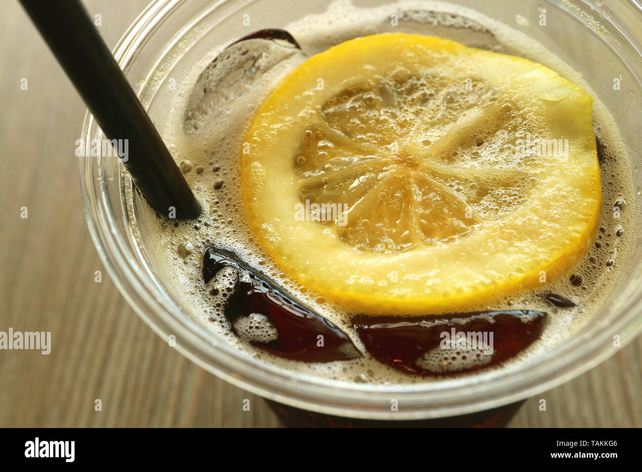 Glass of Iced Cola Soft Drink with Fresh Lemon Slice Stock Photo - Alamy