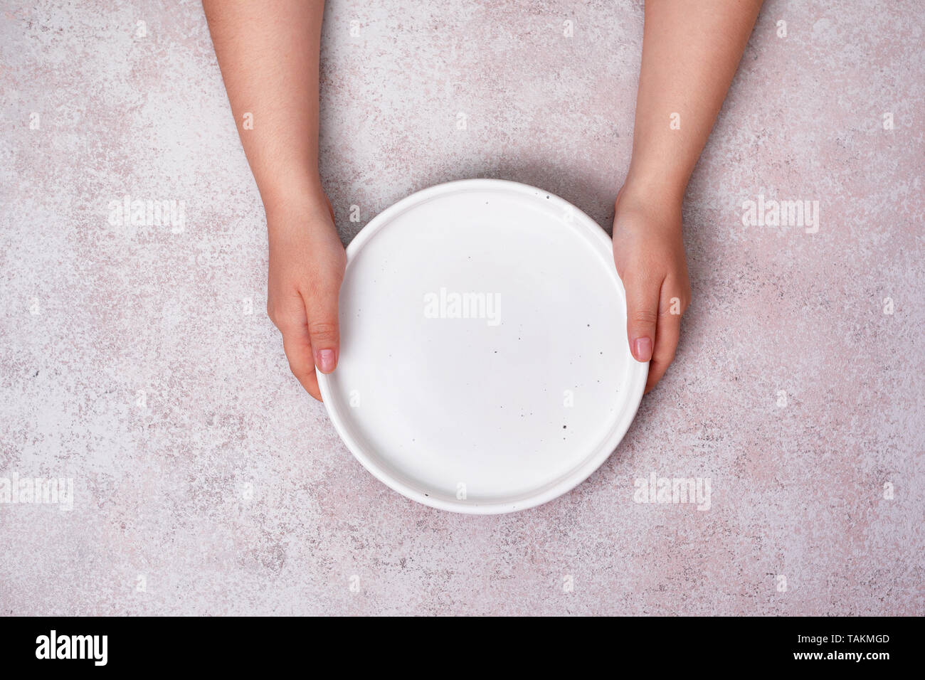 Empty ceramic plates hi-res stock photography and images - Alamy