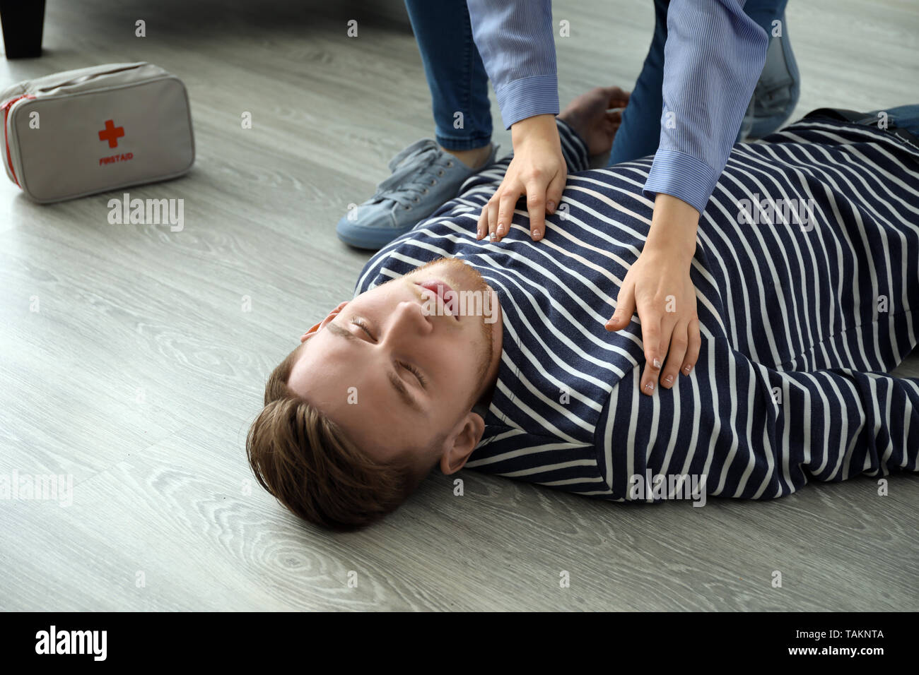 Providing first aid hi-res stock photography and images - Alamy
