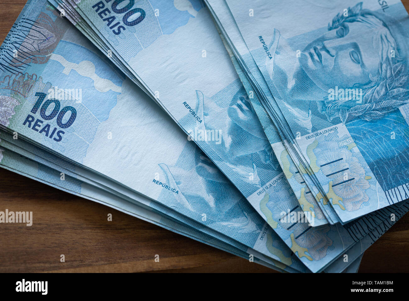 Brazilian money, denominations of 100 reais Stock Photo - Alamy